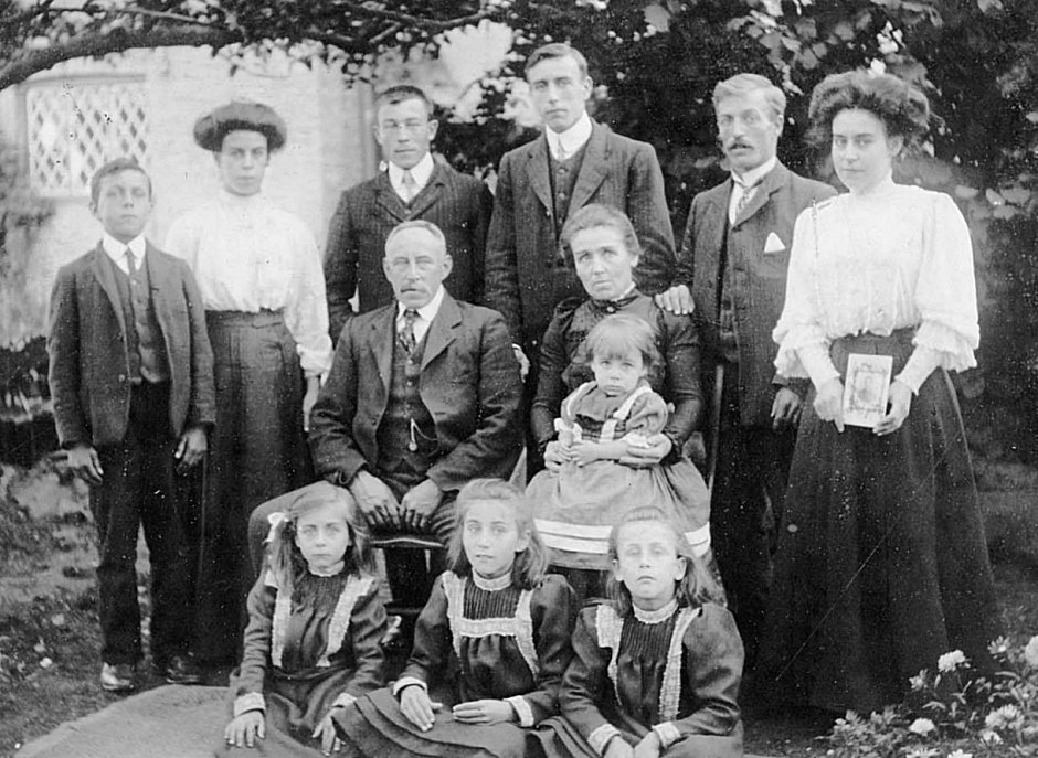 Photograph of the Pratt Family, c1909, Wimpole.